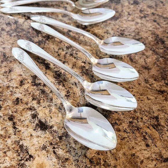 Oneida | Kitchen | Set Of 8 Vintage Queen Bess Ii Tea Spoons Tudor ...